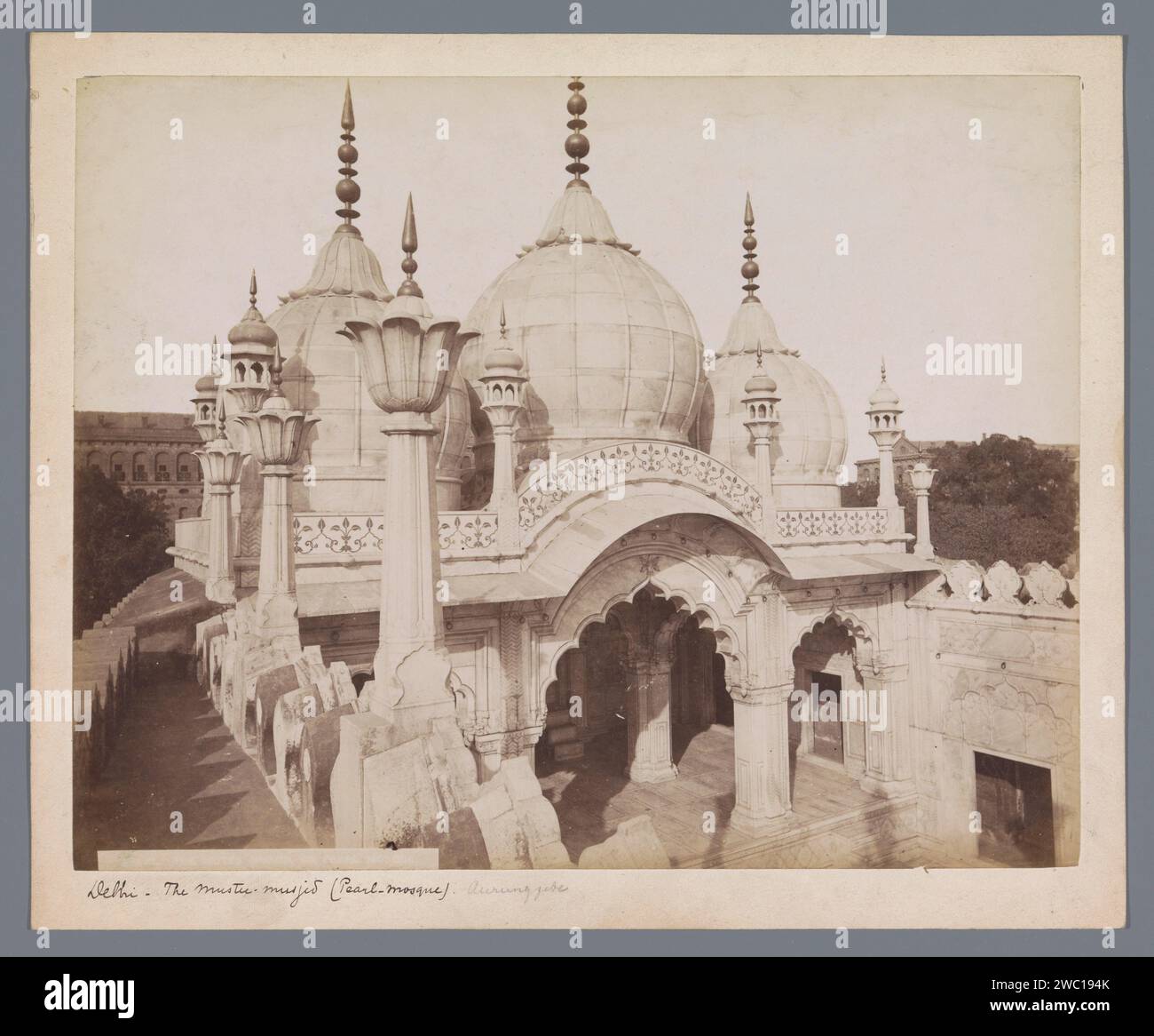 View of the Pearl Mosque in Delhi, India, anonymous, 1860 - 1890 ...