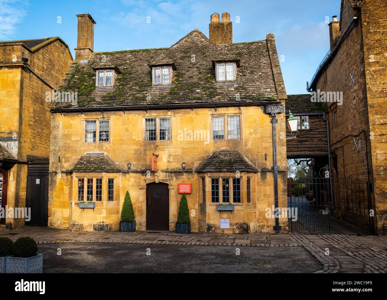 High street window broadway hi-res stock photography and images - Alamy