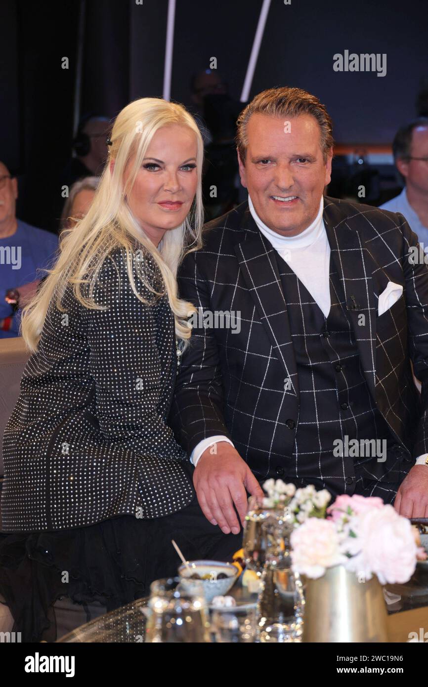 Anna Heesch und Ralf Dümmel zu Gast in der NDR Talk Show im Studio des ...