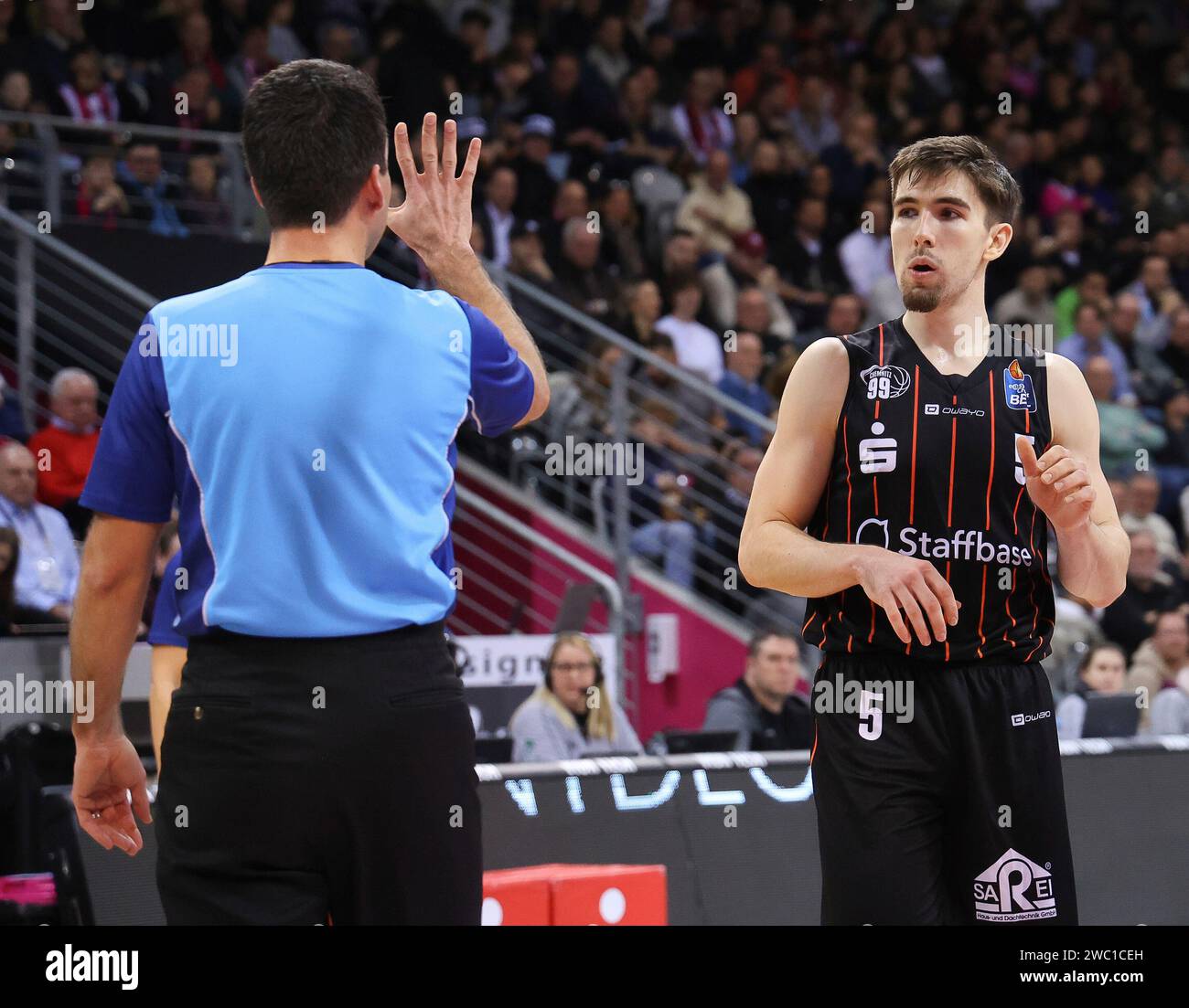 Bonn, Deutschland. 12th Jan, 2024. Gib Five: Wesley van Beck (Chemnitz ...