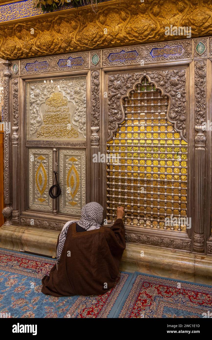 pilgrims, Great Mosque of Kufa, Iraq Stock Photo - Alamy