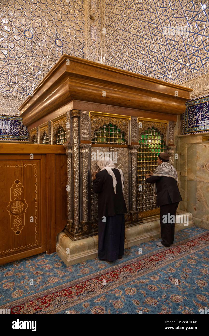 pilgrims, Great Mosque of Kufa, Iraq Stock Photo - Alamy