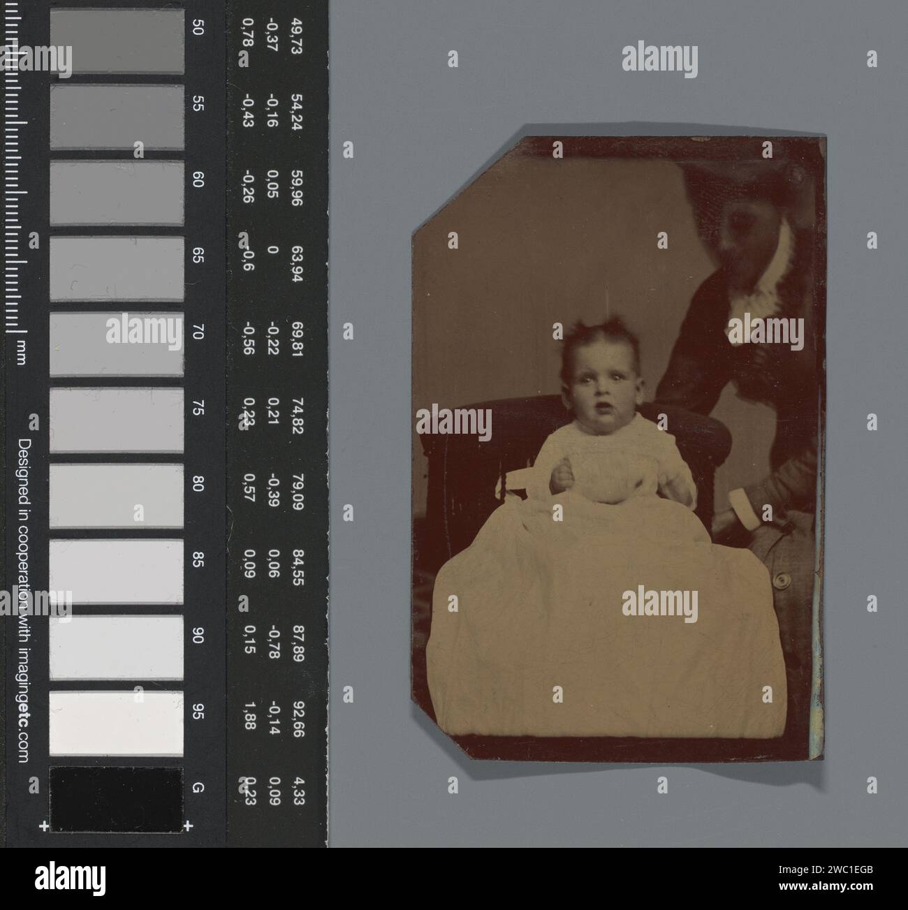 Woman with baby, anonymous, 1870 - 1910 Sitting white baby, kept in ...