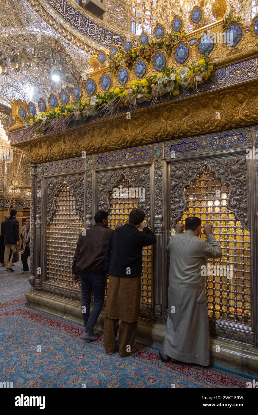 pilgrims praying at the tomb of Mukhtar al-Saqafi, Great Mosque of Kufa ...