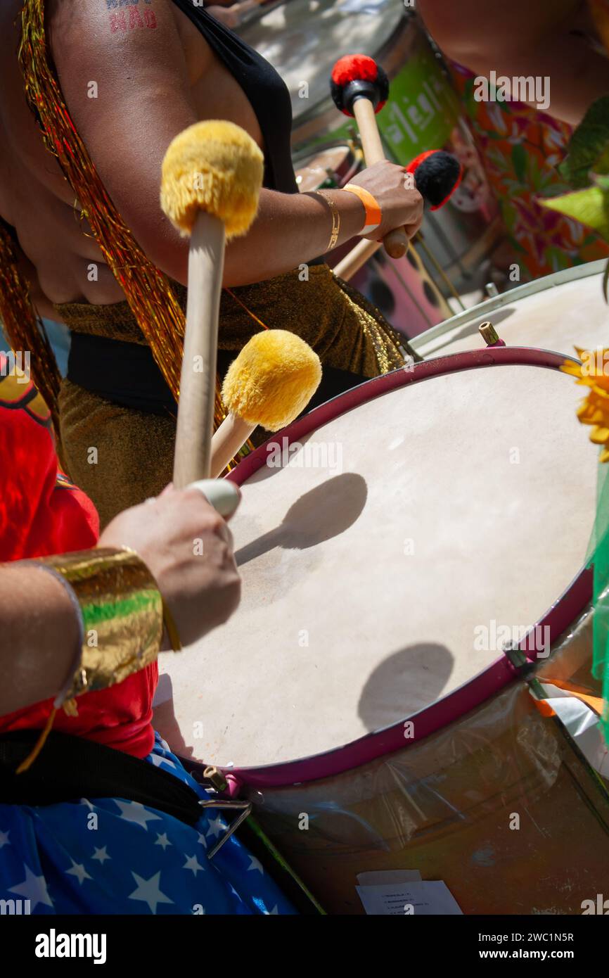 People playing musical instruments hi-res stock photography and images ...