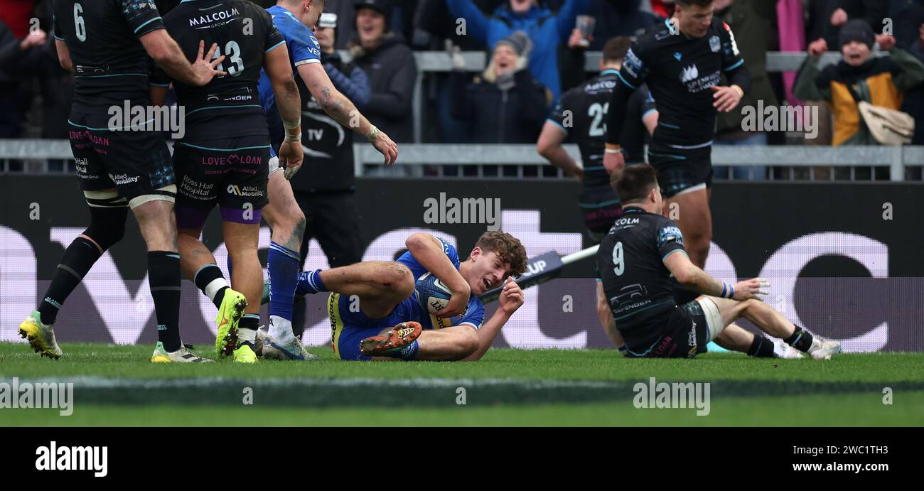 Exeter Chiefs' Zack Wimbush scores their side's third try of the game ...