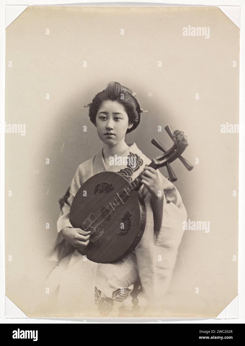 Portrait of a Japanese girl with a musical instrument, Felice Beato ...