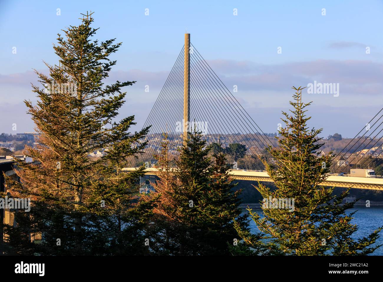 Blick von der Brücke Pont Albert-Louppe auf die Brücke Pont de l Iroise ...