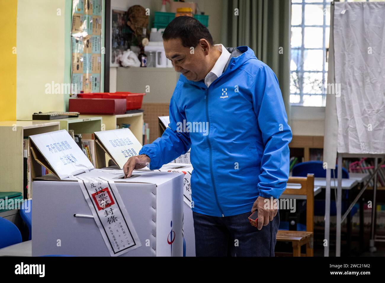 NKMT President Candidate Hou Yu-ih was putting the voting ballot into ...