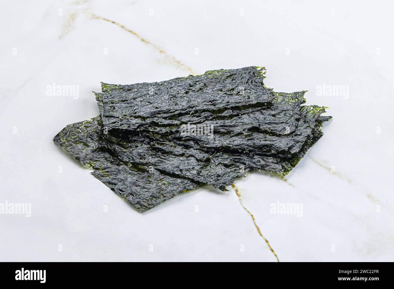 Korean nori seaweed chips heap snack Stock Photo - Alamy