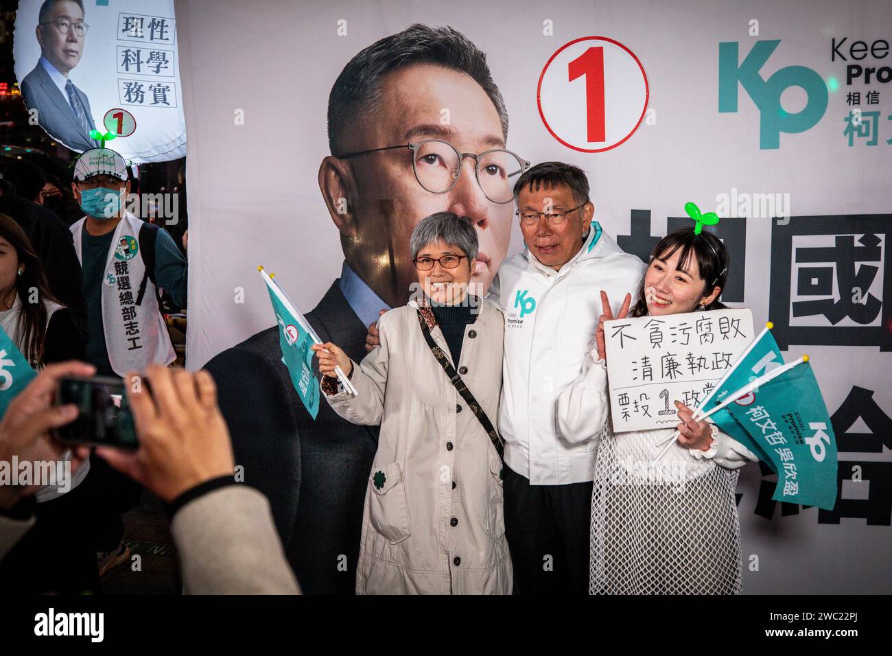 TPP President Candidate Ko Wen-je was posing the photo with a mother ...