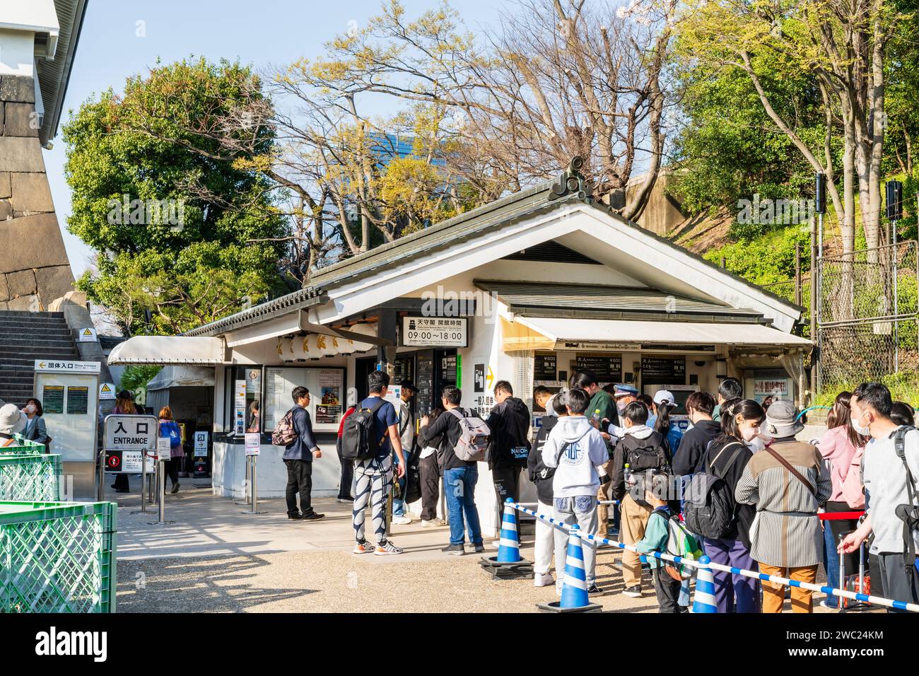Ticket counter people waiting hi-res stock photography and images - Alamy