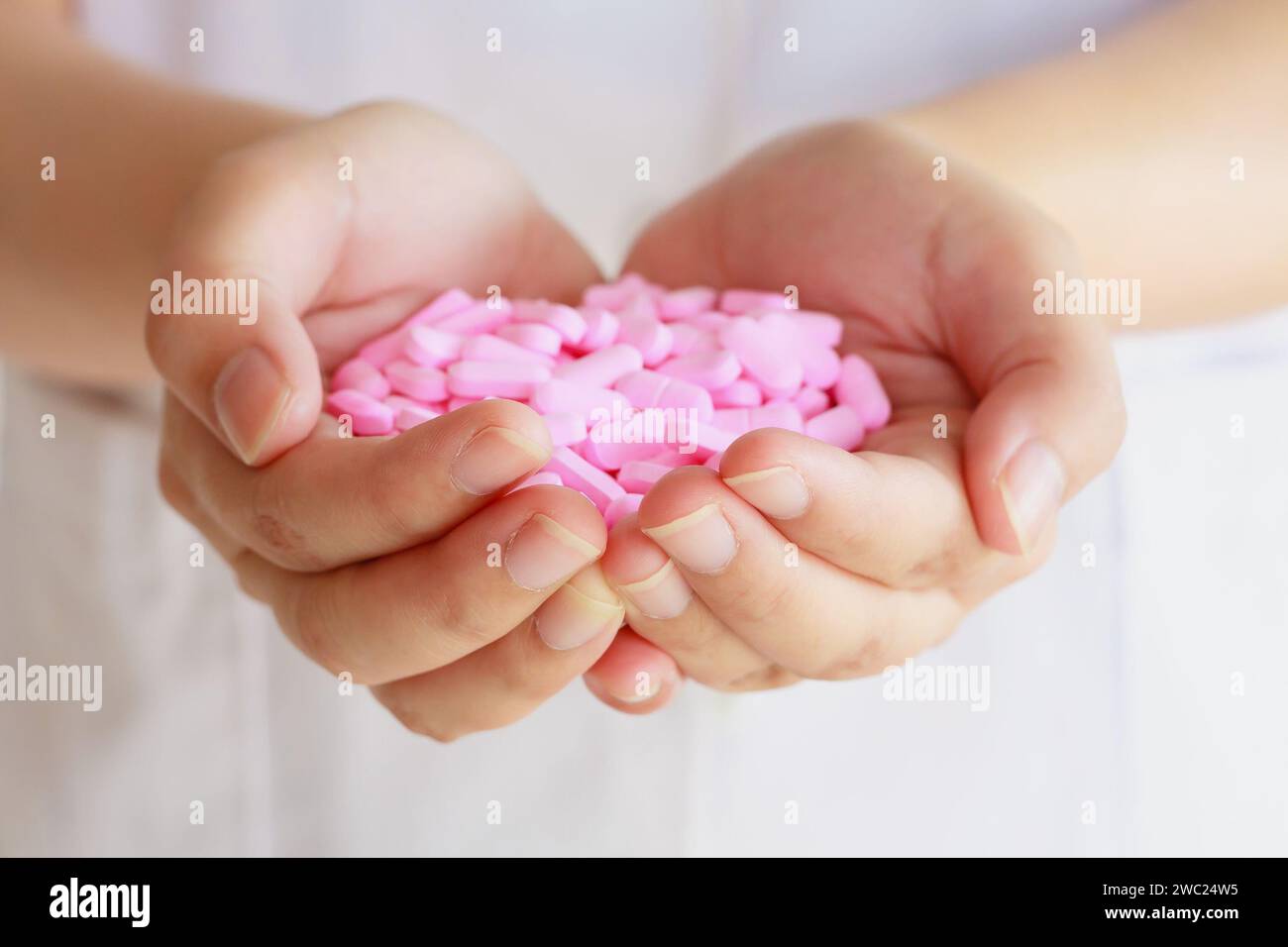 Pink medicine hi-res stock photography and images - Alamy
