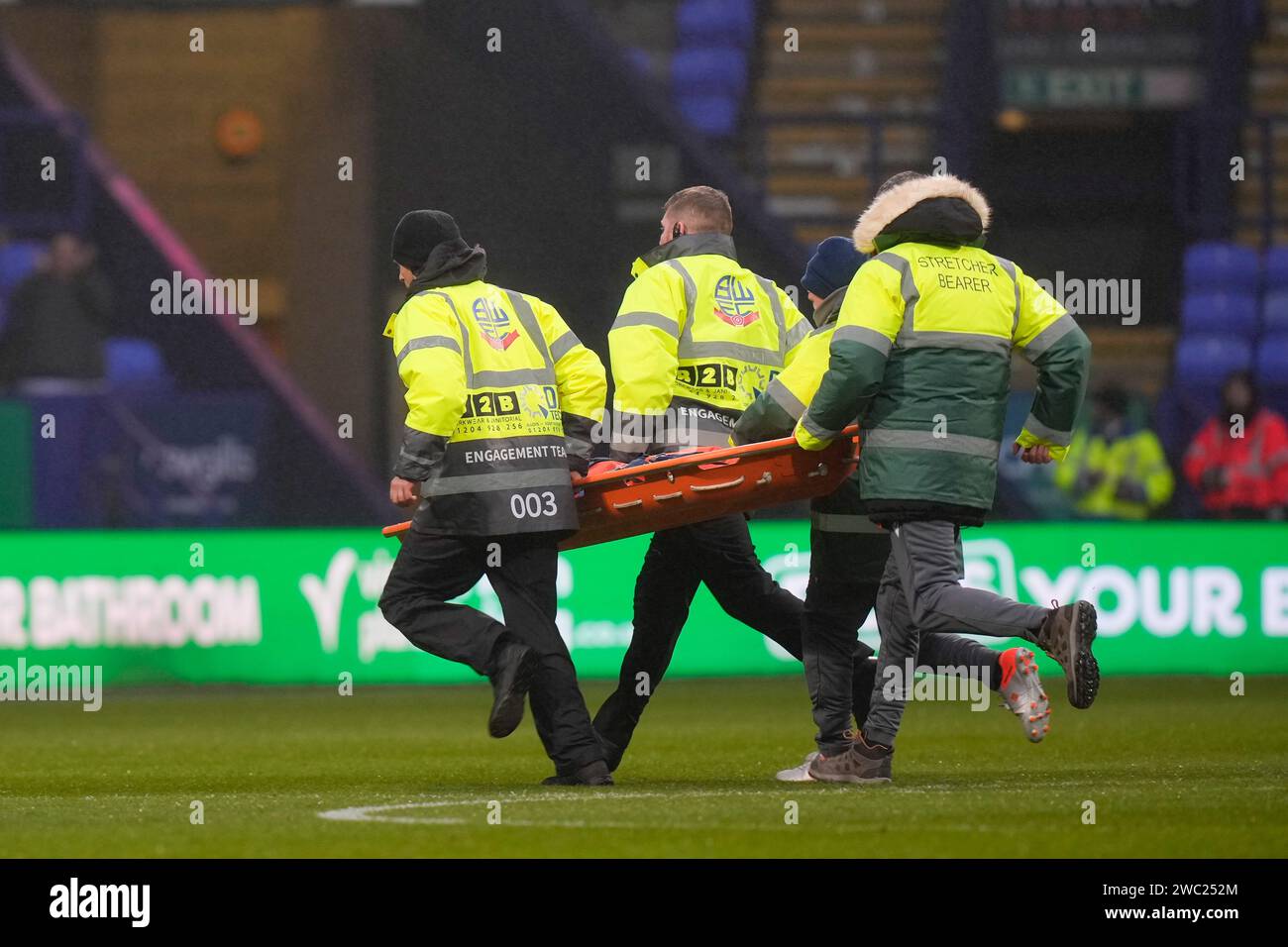 English league soccer football stretcher hi-res stock photography and ...
