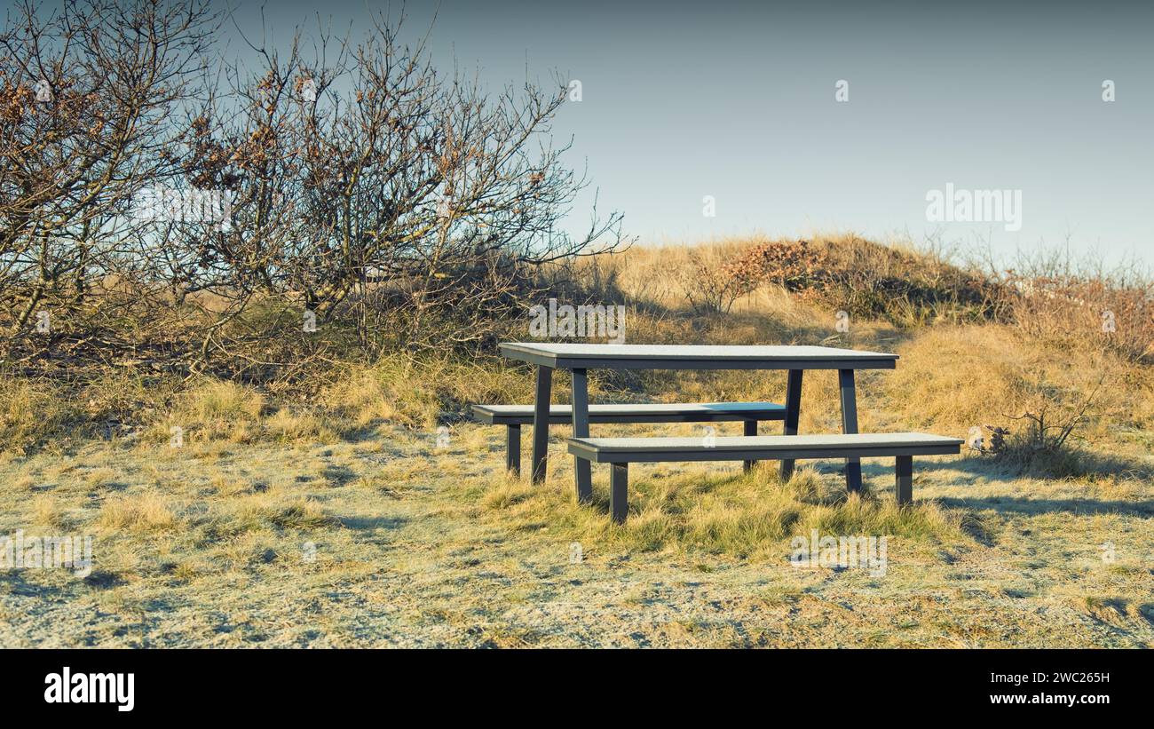 Frozen picnic bench hi-res stock photography and images - Alamy