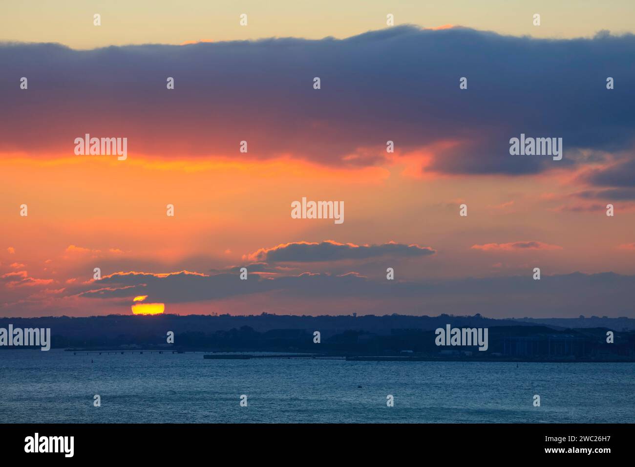 Blick bei Sonnenuntergang von der Pointe de l Armorique über die Bucht ...