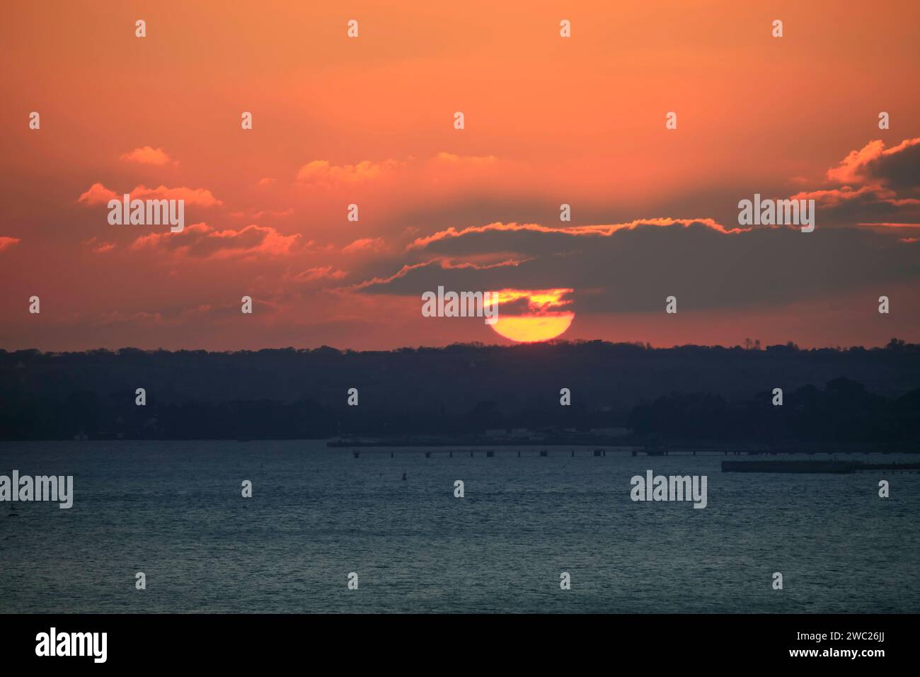 Blick bei Sonnenuntergang von der Pointe de l Armorique über die Bucht ...