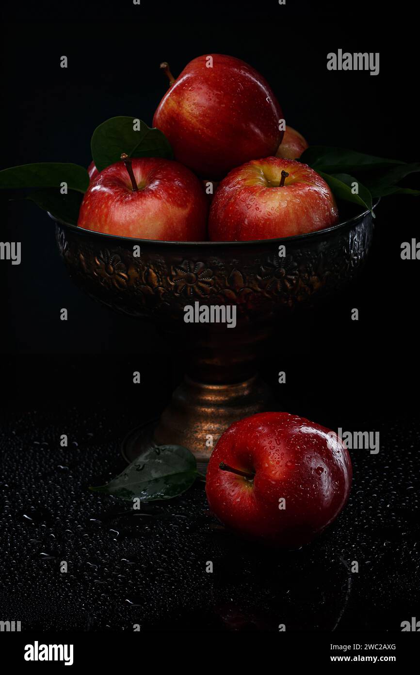 Vase with apples hi-res stock photography and images - Alamy