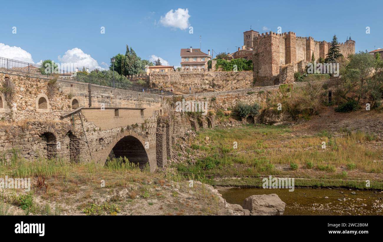 The river bridge and castle at Buitrago del Lozoya, Madrid, Spain Stock ...
