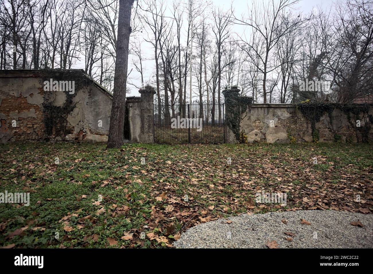 Gate in the boundary wall of a park in autumn Stock Photo - Alamy