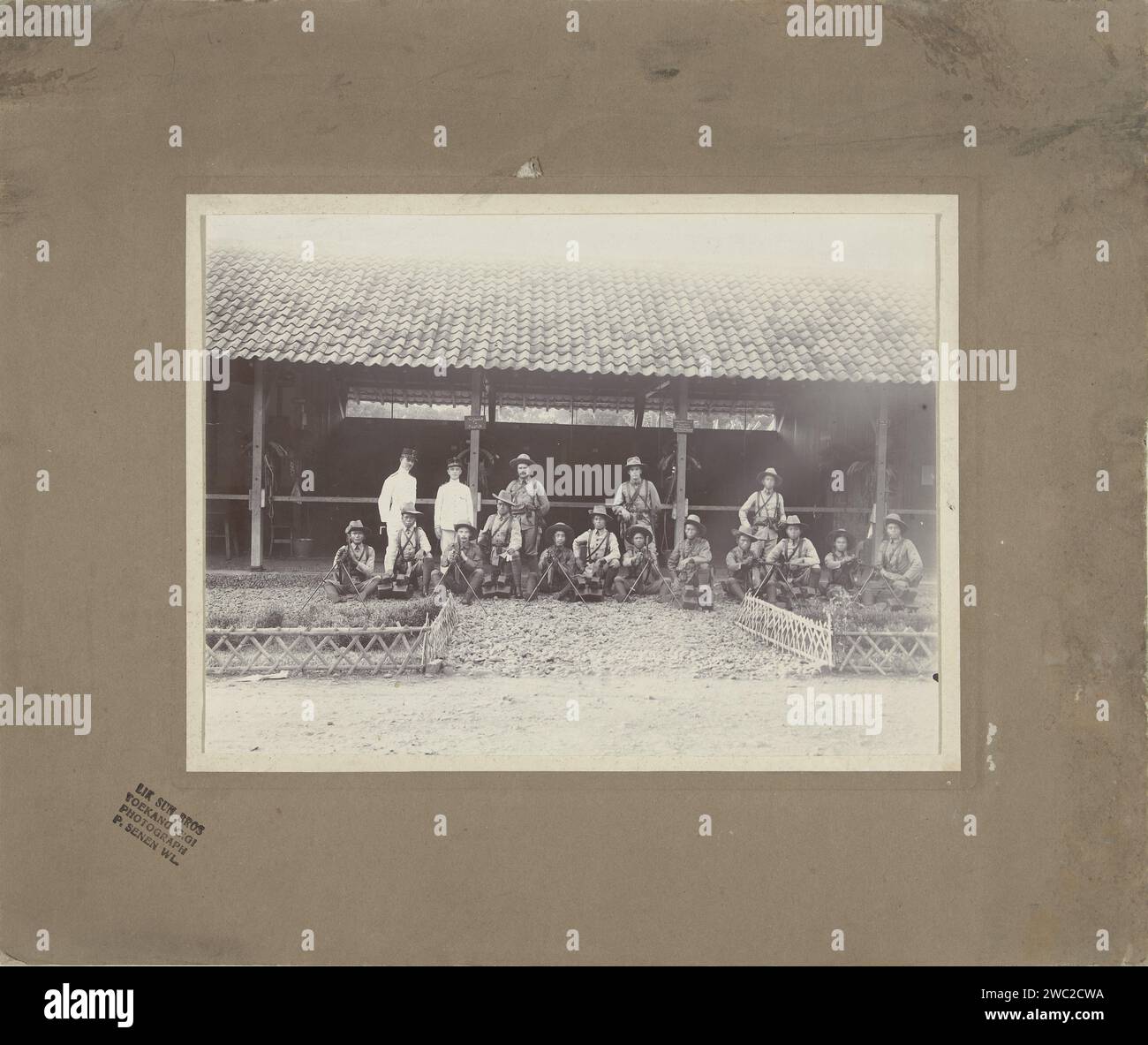 Group portrait of KNIL soldiers with machine guns for a stable, Lik Sun ...