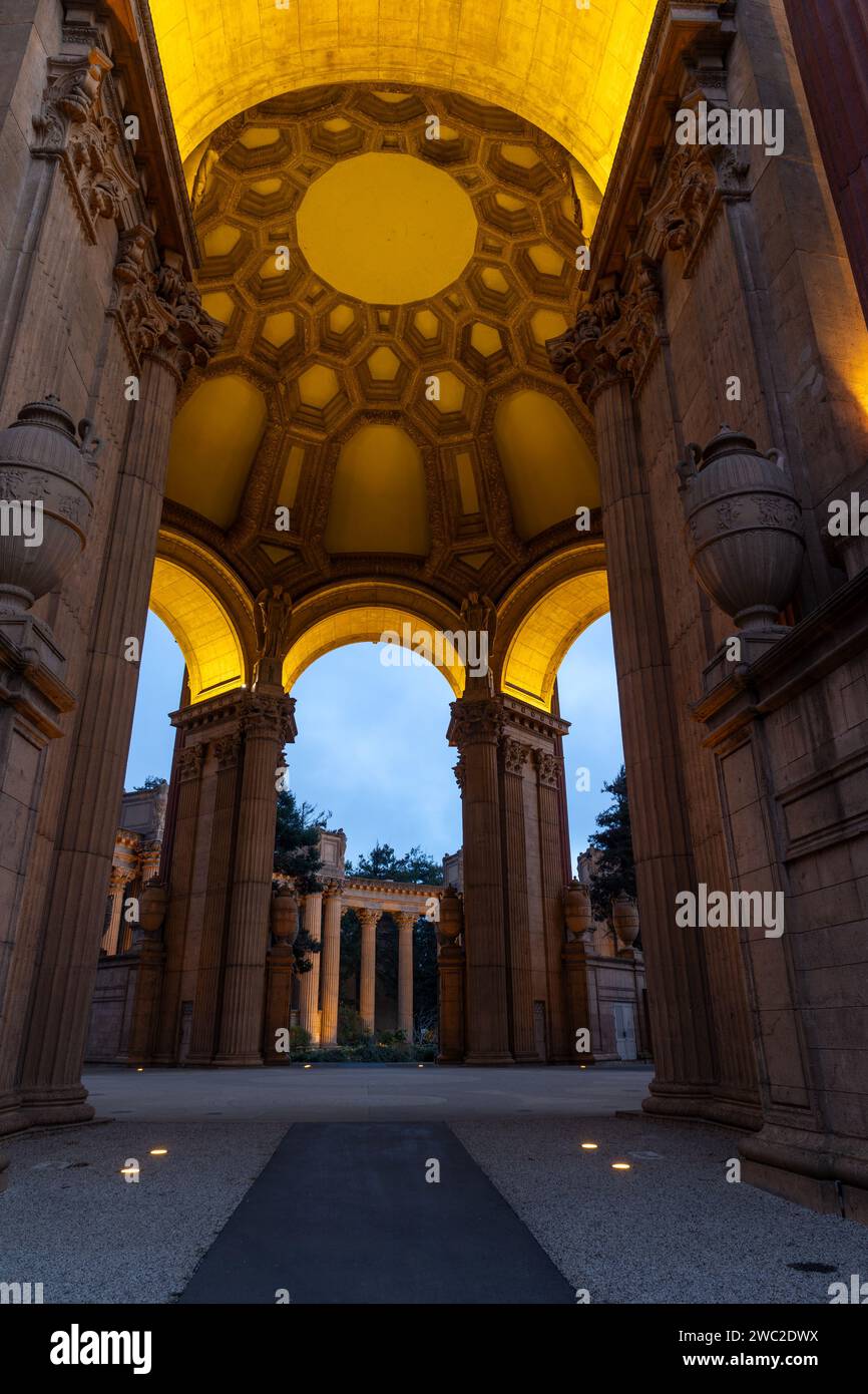 Golden arches building design hi-res stock photography and images - Alamy