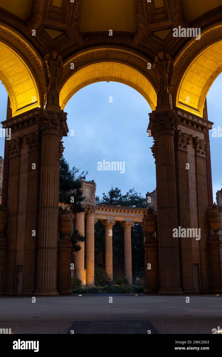 Golden arches building design hi-res stock photography and images - Alamy