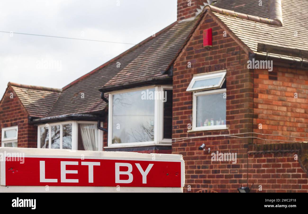 To Let sign outside house Stock Photo - Alamy