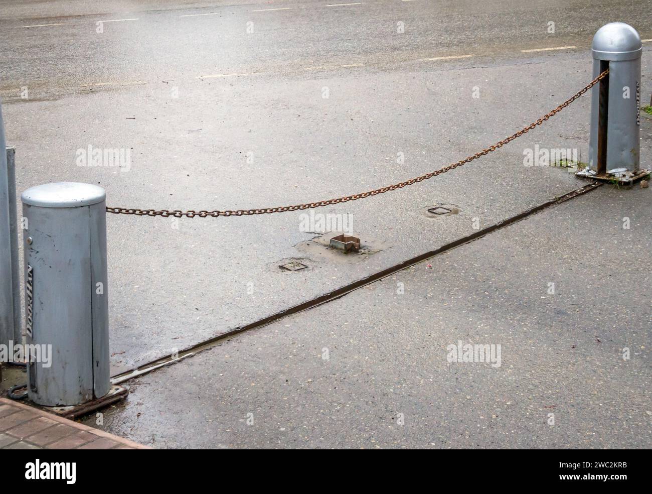 Chain barrier hi-res stock photography and images - Alamy