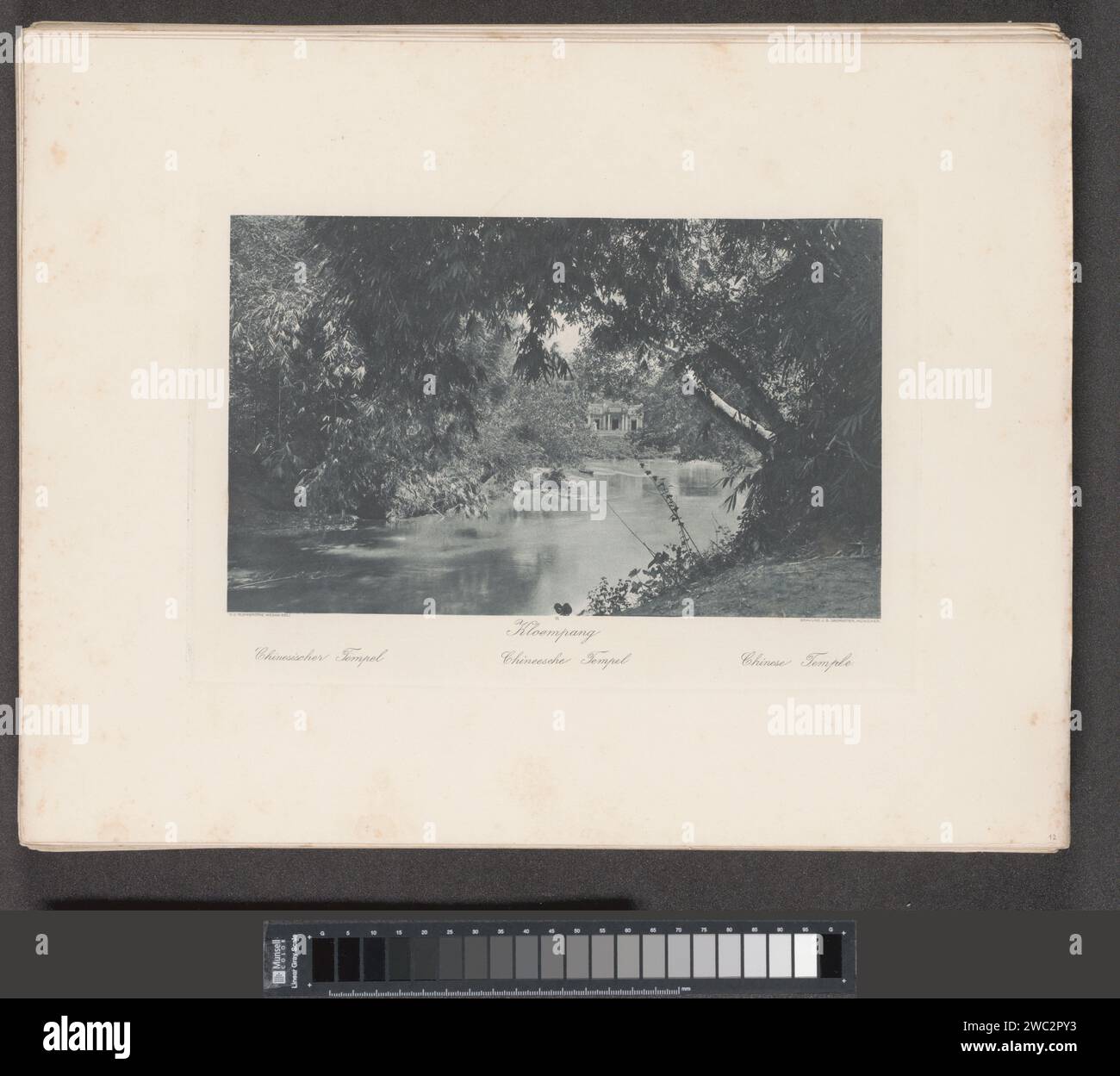 Chinese tempel in Kloempang op Sumatra, Carl J. Kleingrothe, in or ...
