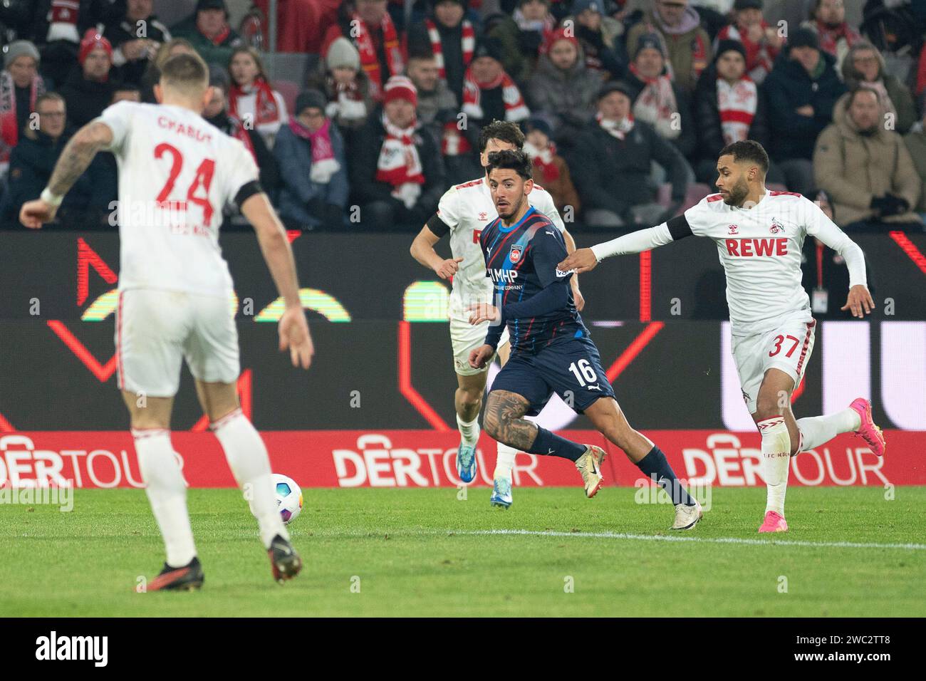 Kevin Sessa (FC Heidenheim, #16) wird von Linton Maina (1. FC Koeln ...
