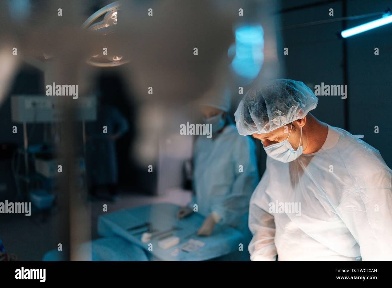 Selective focus of cooperating team of surgeons processing surgical ...