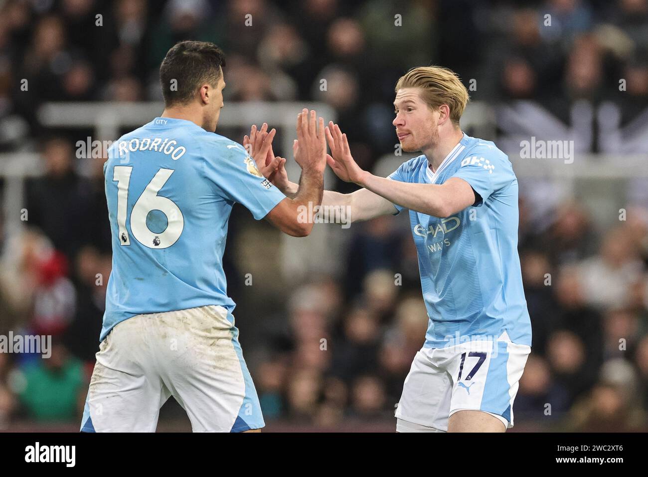 Kevin De Bruyne of Manchester City celebrates his goal to make it 2-2 ...