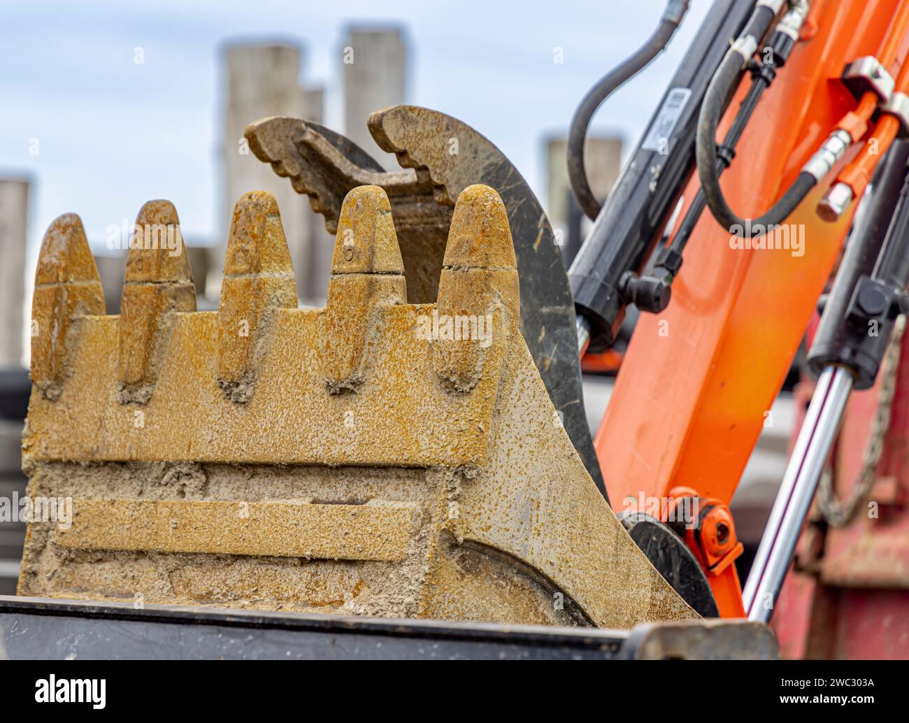Bucket teeth hi-res stock photography and images - Alamy