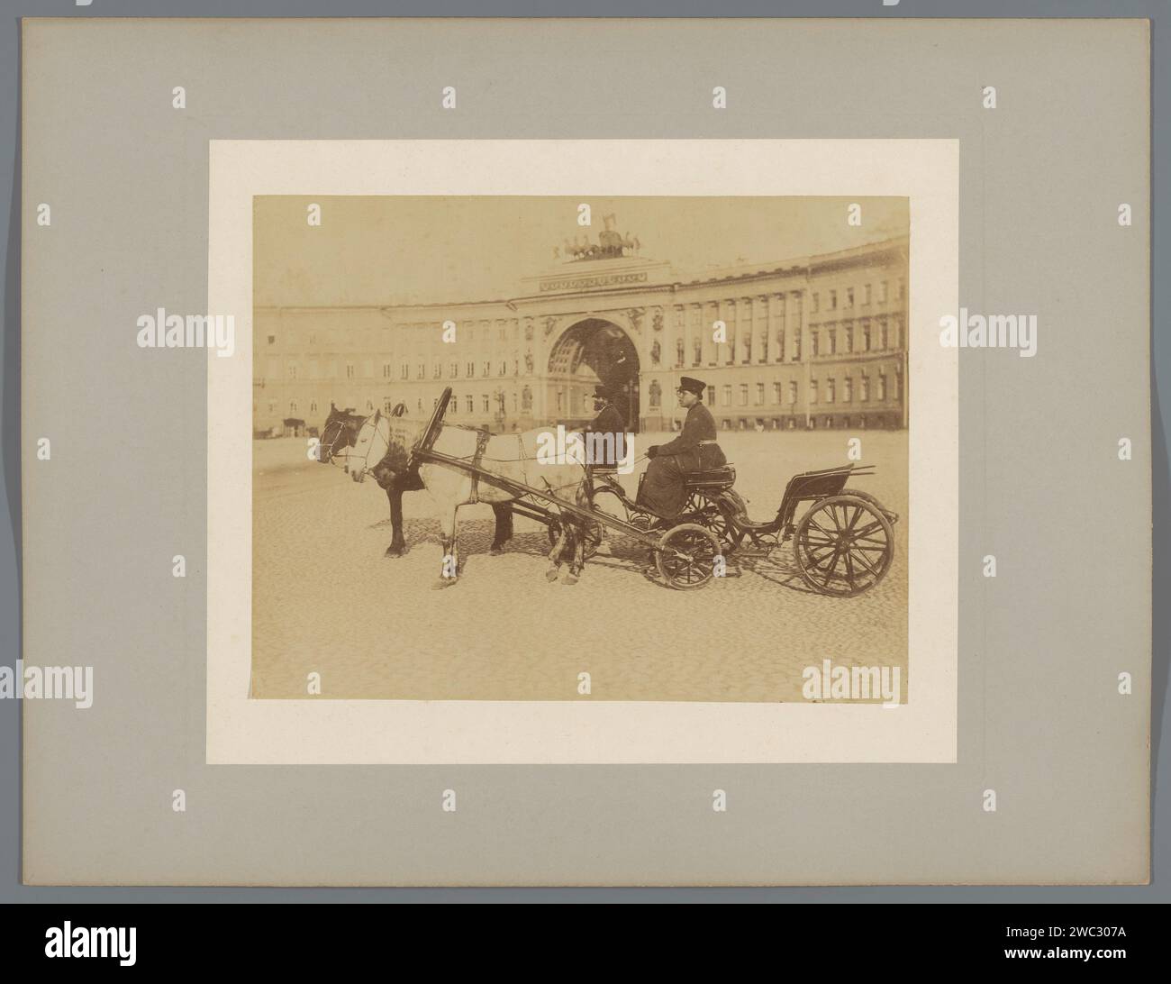 Coachmen with horse and carriage on the Paleisplein in Sint -Peterburg ...