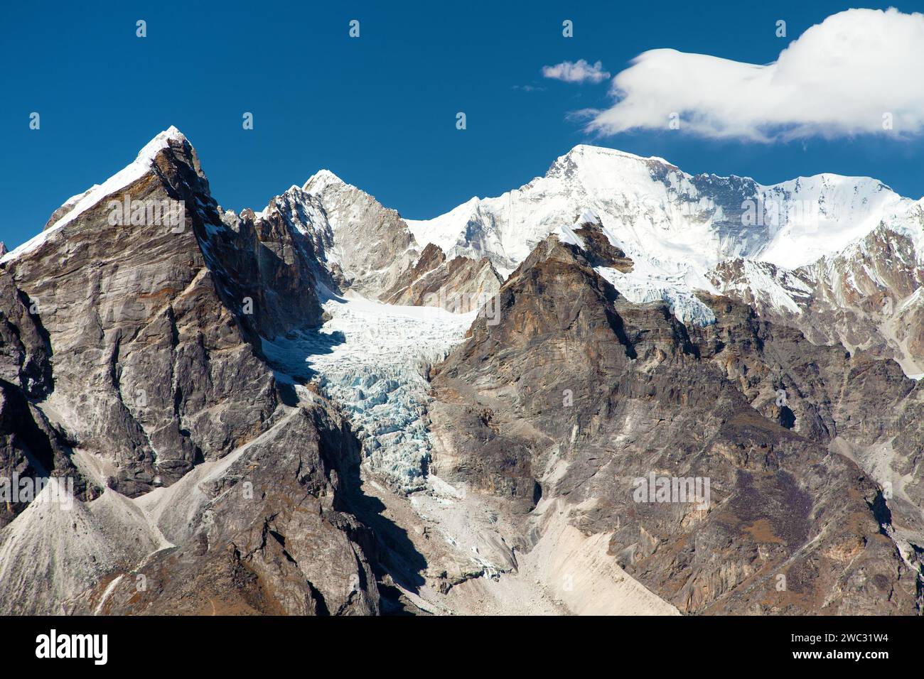 View of mount Cho Oyu from Kongmala pass, Khumbu valley, Solukhumbu ...