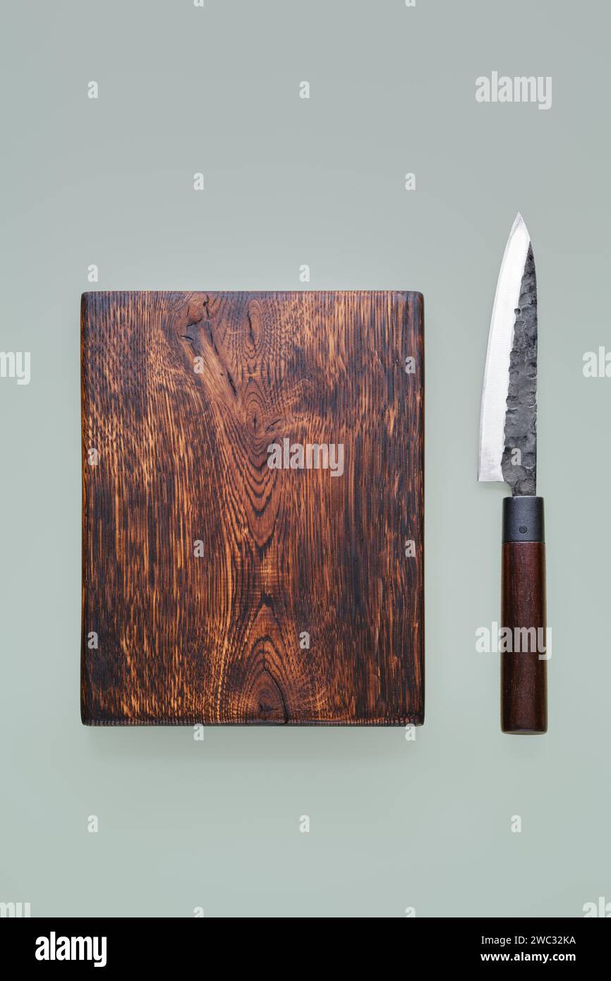 Overhead view of a sharp kitchen knife and wooden cutting board Stock ...