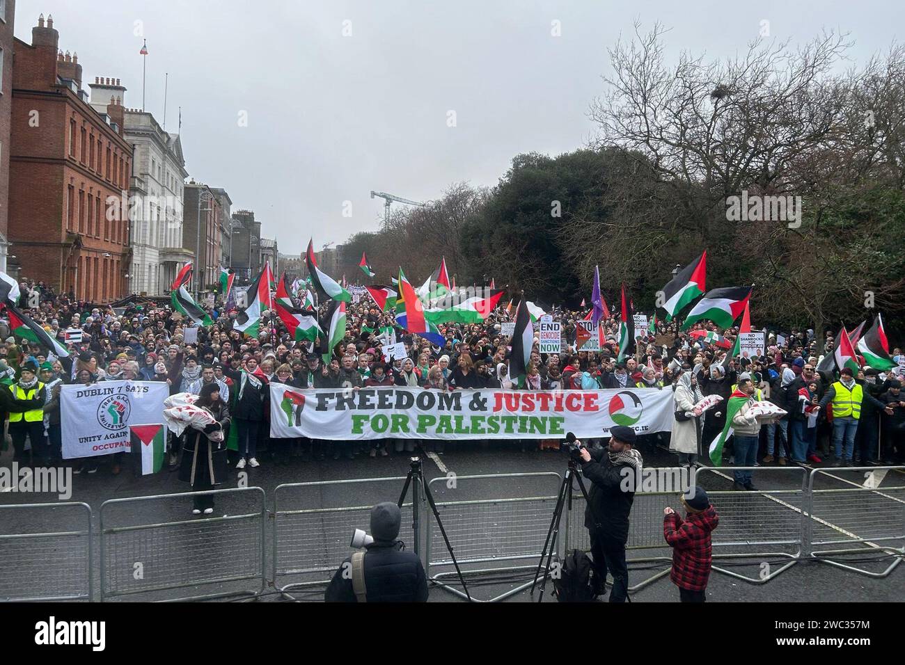 People talking part in the Ireland-Palestine Solidarity Campaign march ...