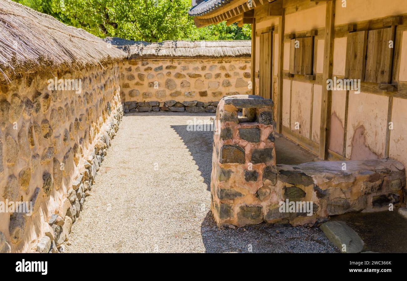 Stone and mud house hi-res stock photography and images - Alamy