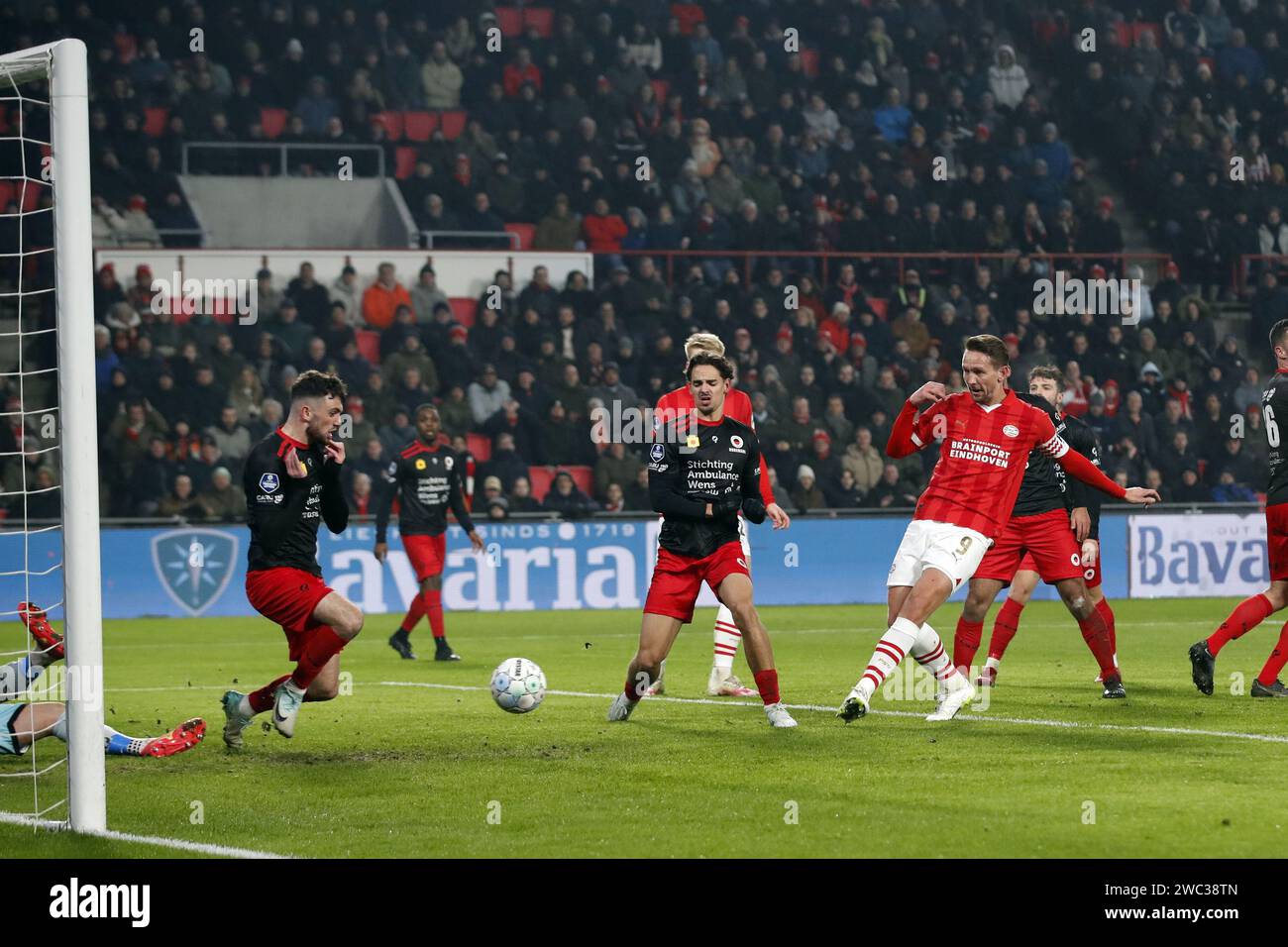 EINDHOVEN - Luuk de Jong of PSV Eindhoven (R) scores the 1-0 during the ...