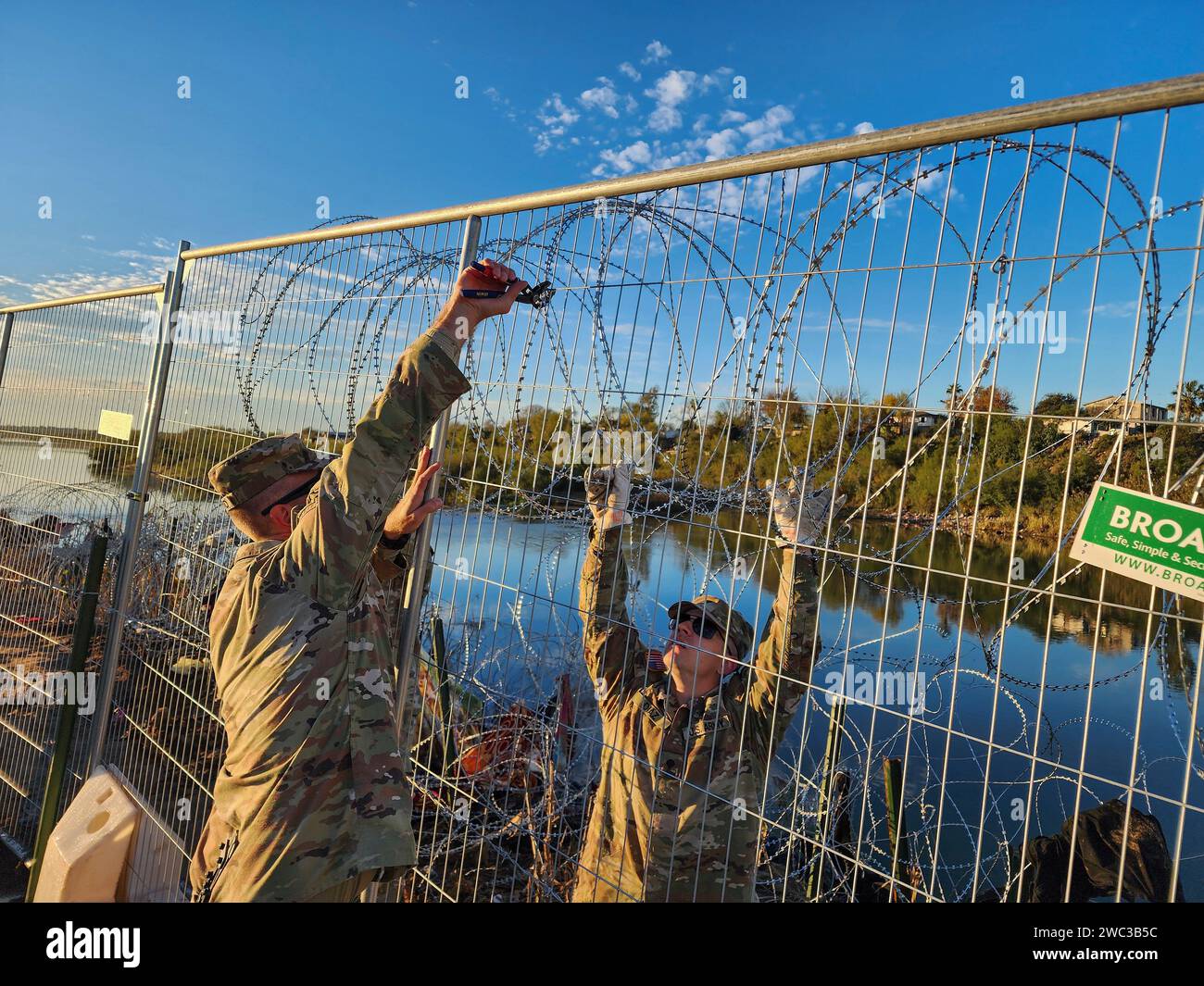 Eagle Pass, United States. 19 December, 2023. Texas Army National Guard ...