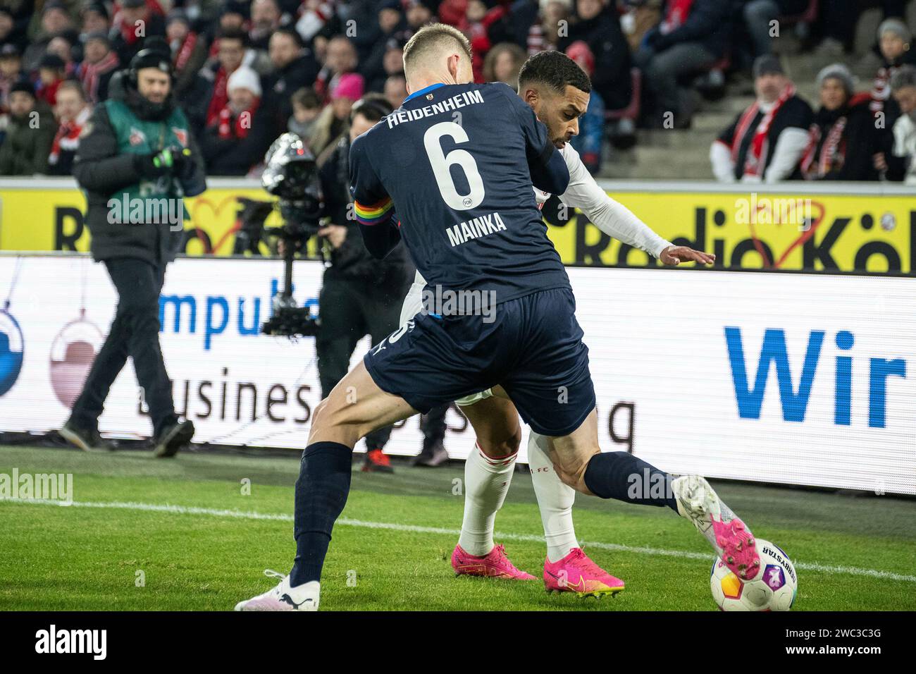 Zweikampf zwischen Patrick Mainka (FC Heidenheim, #06) und Linton Maina ...
