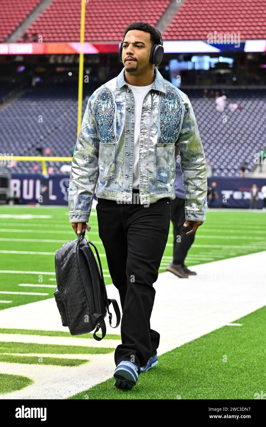 Cleveland Browns linebacker Tony Fields II arrives prior to an NFL wild ...