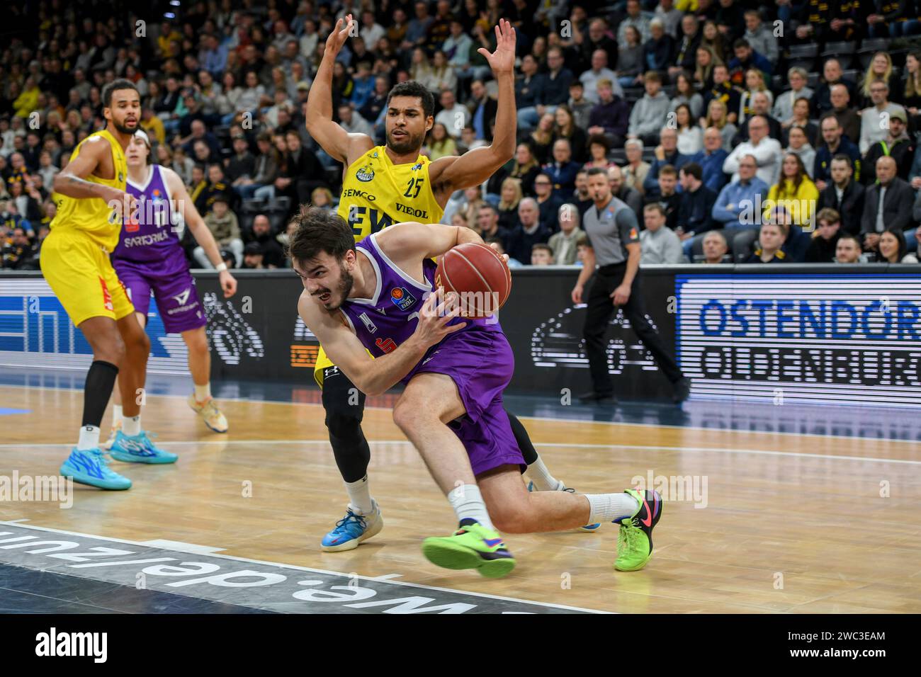 Kenneth ogbe ewe baskets oldenburg hi-res stock photography and images ...