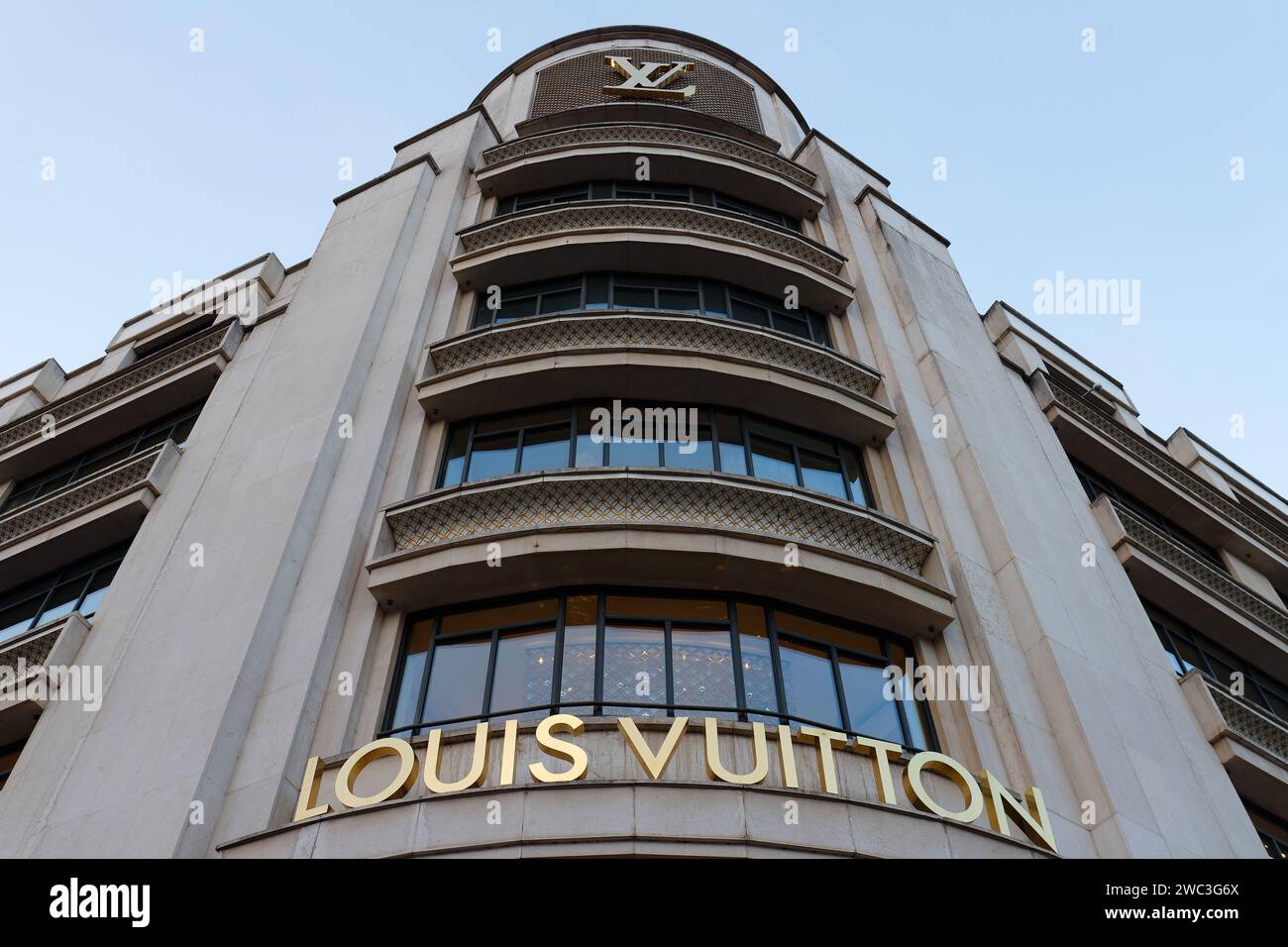 Louis vuitton store in the world hi-res stock photography and images ...