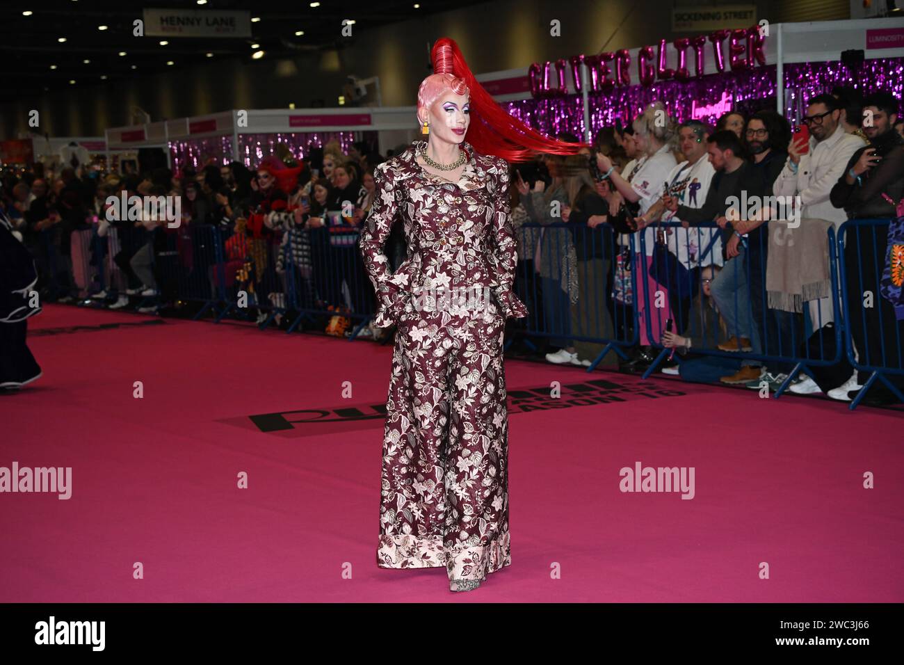 LONDON, ENGLAND - JANUARY 13: Drag Artists on 'Queens Walk' at the ...