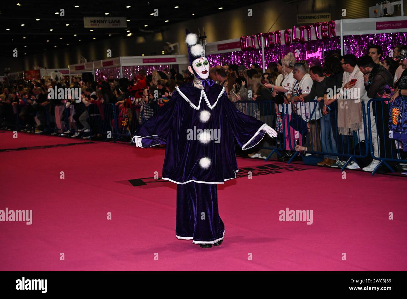 LONDON, ENGLAND - JANUARY 13: Drag Artists on 'Queens Walk' at the ...
