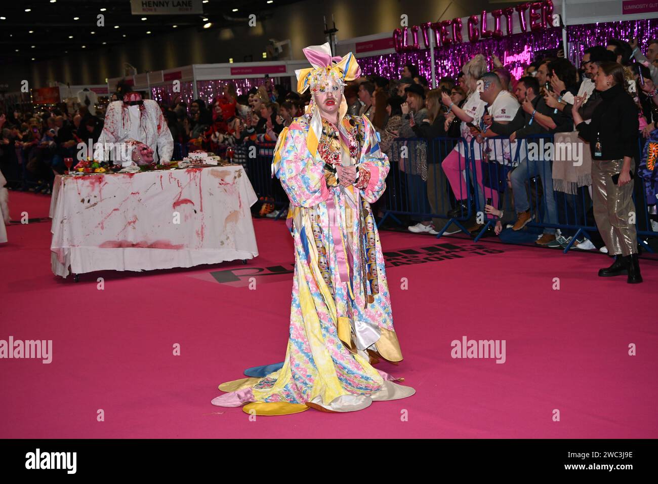 LONDON, ENGLAND - JANUARY 13: Drag Artists on 'Queens Walk' at the ...