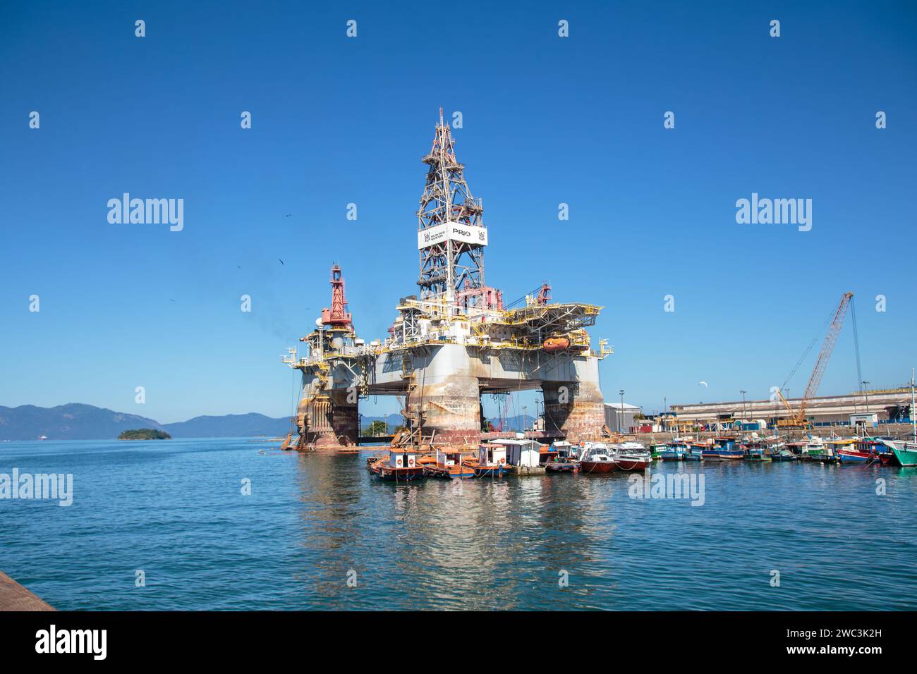Petroleum sea plataform hi-res stock photography and images - Alamy