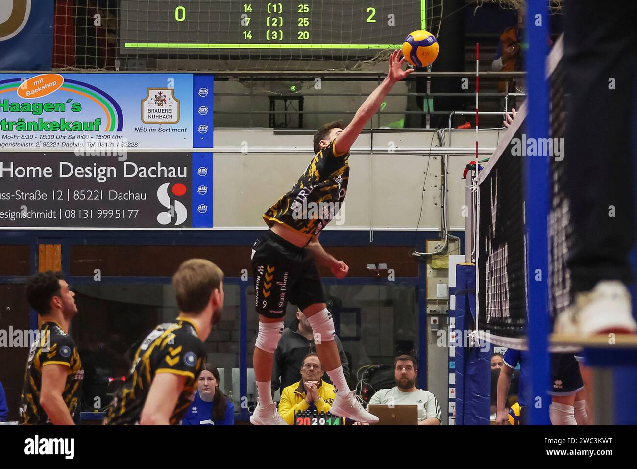 Marcin Ernastowicz (SWD powervolleys Dueren, #09) in der Luft, im ...